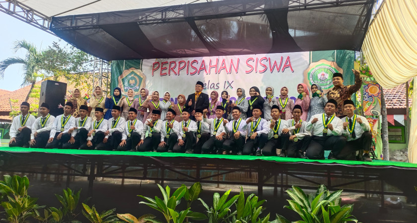 Kepala Kantor Kemenag Kabupaten Mojokerto Hadiri Haflah Akhirussanah Pelepasan Siswa Kelas IX ...
